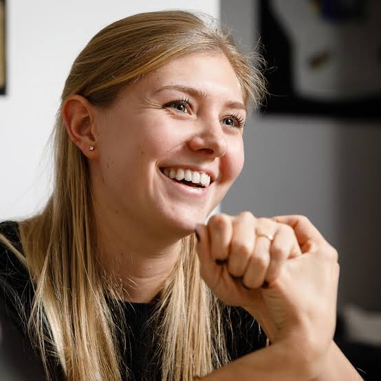 Sarah Debbie bedankt Wout van Aert's fans: Een hartverwarmende en ...