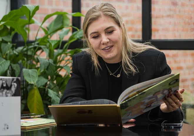 Sarah Debbie, vriendin van Wout van Aert, reageert fel op rivalen na ...