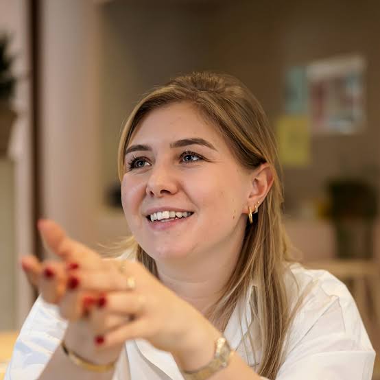 Wout Van Aert’s vrouw, Sarah Debbie, benadrukt het belang van steun en ...